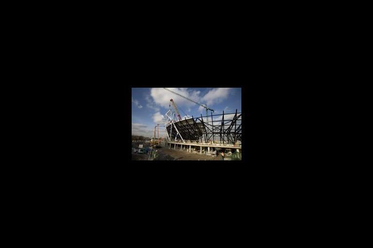 Video: First roof truss lifted onto 2012 Olympic stadium | News | Building